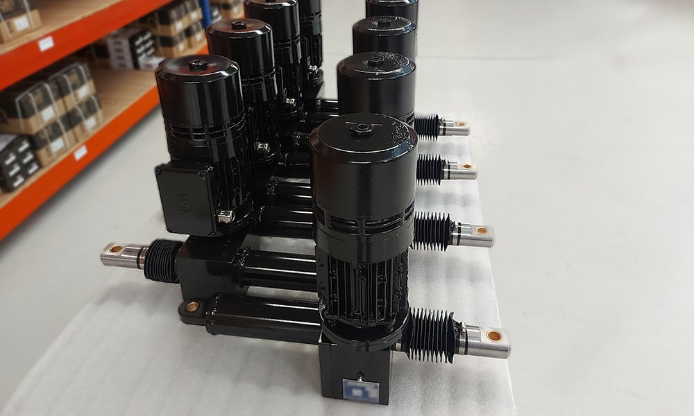 8 Screw jacks with special motor | Aandrijf Technisch Buro